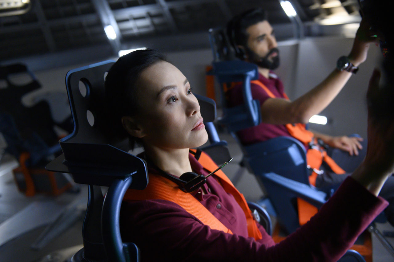 Away: La nueva serie de Netflix nos lleva más allá de las estrellas ...